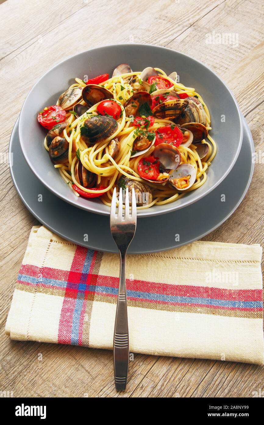 original italian spaghetti with clams Stock Photo - Alamy