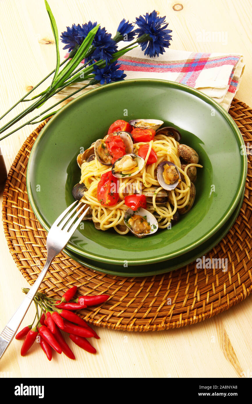 original italian spaghetti with clams Stock Photo - Alamy