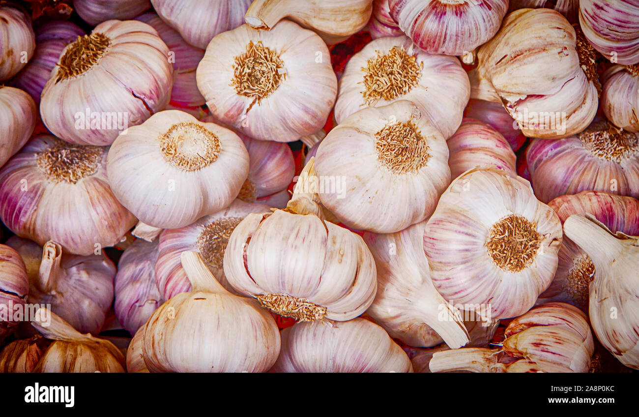 Garlic cloves at the market stall Stock Photo - Alamy
