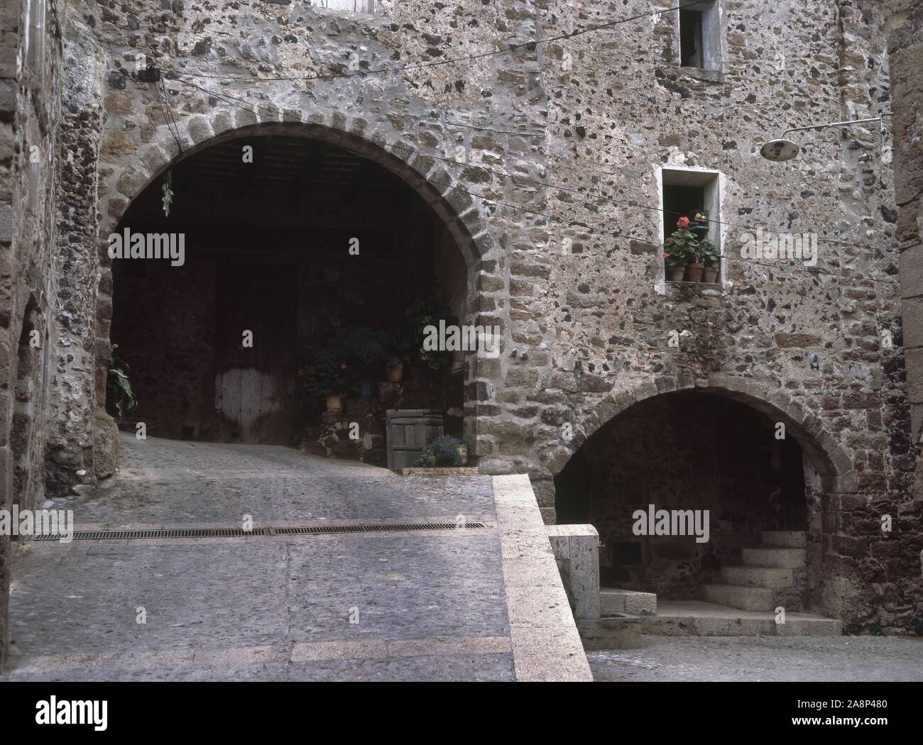 ARCO DE UNA CALLE. Location: EXTERIOR. SANTA PAU. GERONA. SPAIN Stock ...
