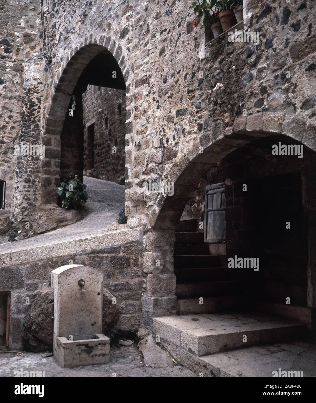 ARCO DE UNA CALLE. Location: EXTERIOR. SANTA PAU. GERONA. SPAIN Stock ...