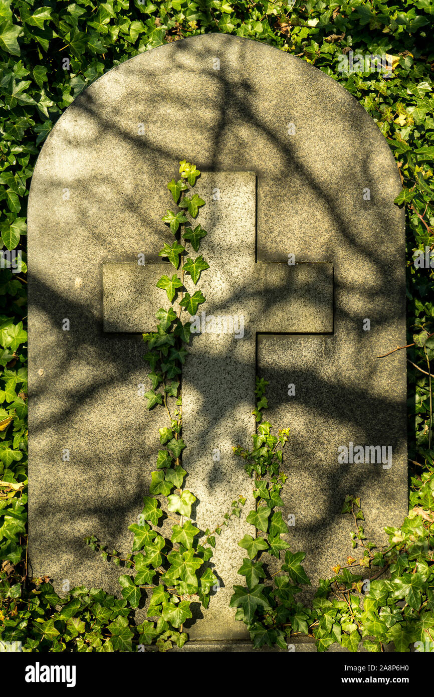 Vintage tombstone hi-res stock photography and images - Alamy