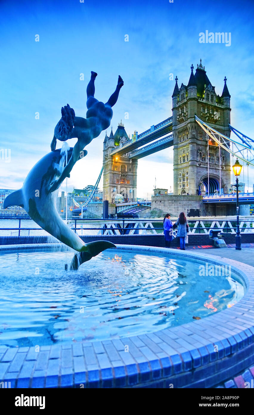 Dolphin design water fountain hi-res stock photography and images - Alamy