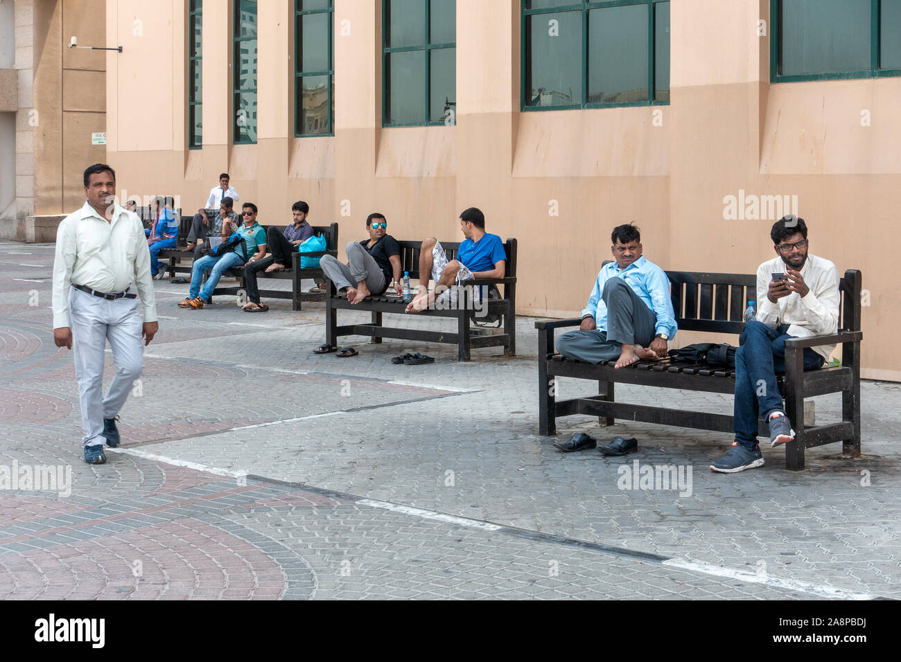 Saudi men bench hi-res stock photography and images - Alamy