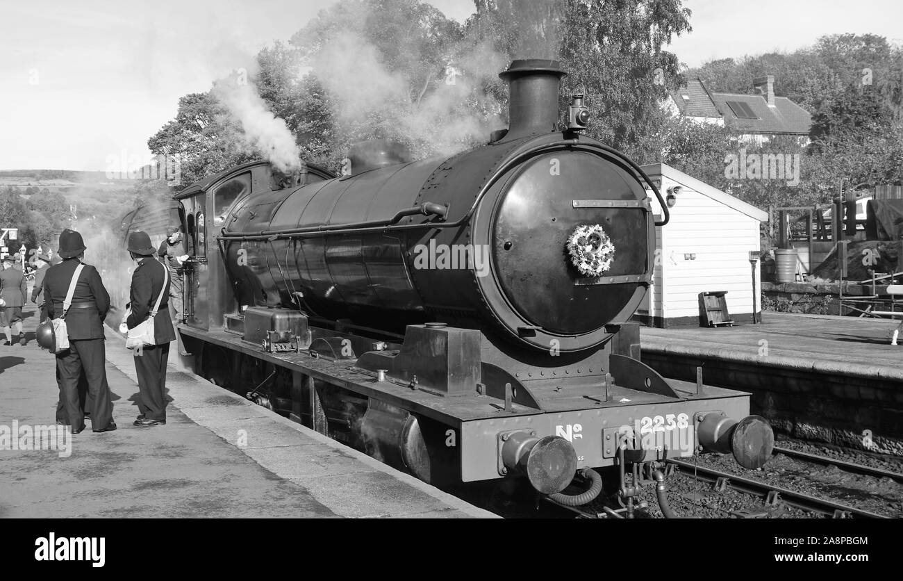 Train station platform uk Black and White Stock Photos & Images - Alamy