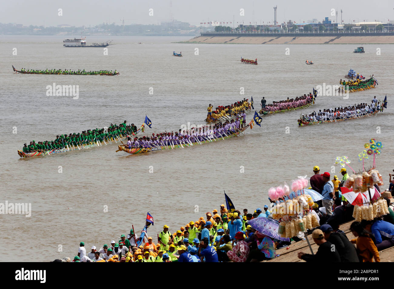 Phnom Penh, Cambodia. 10th Nov, 2019. Participants race their boats in ...