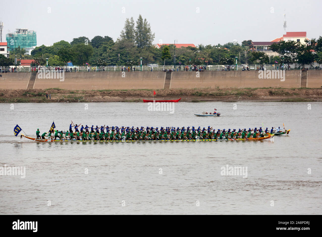 Phnom Penh, Cambodia. 10th Nov, 2019. Participants race their boats in ...
