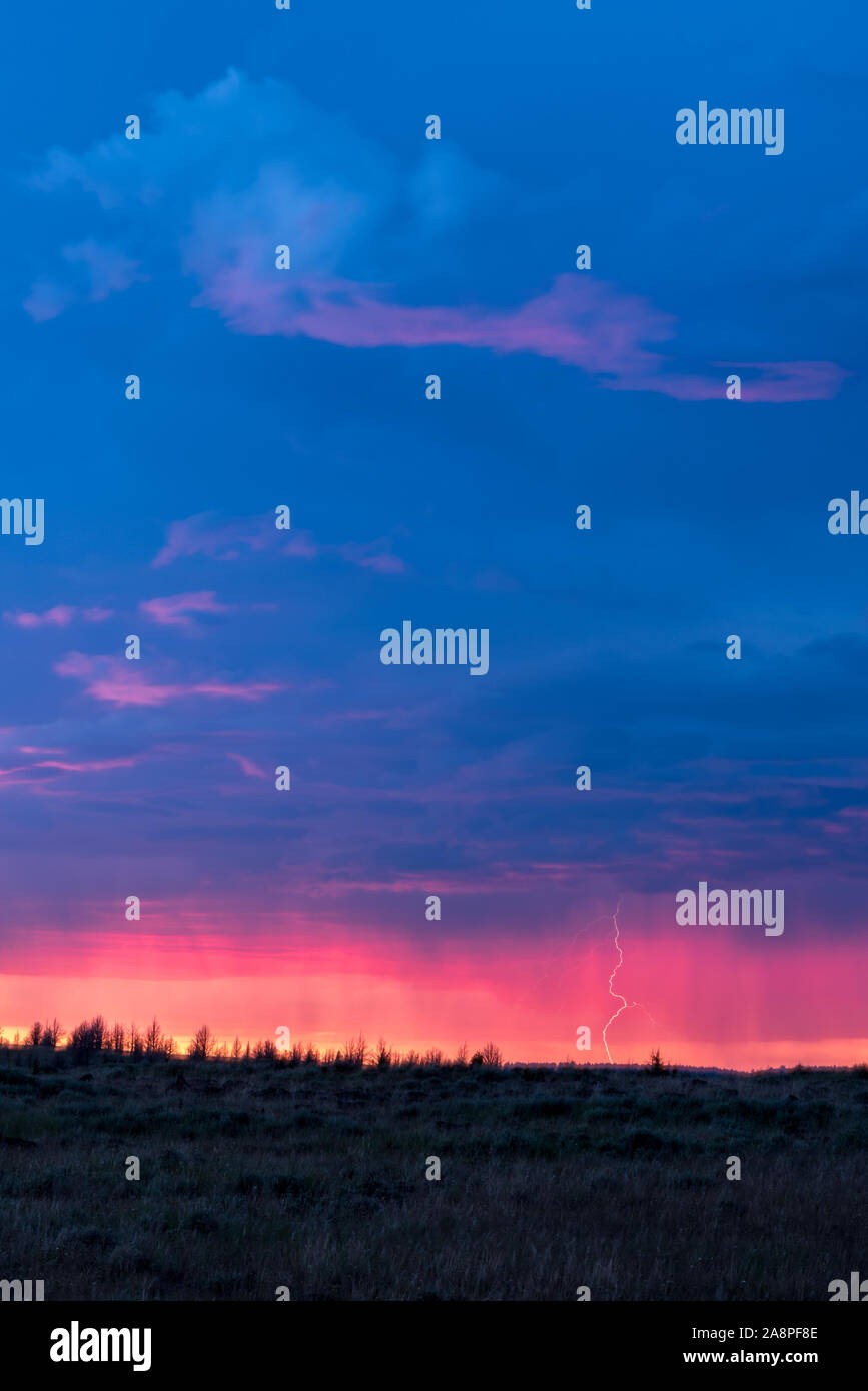 Lightning at sunset hi-res stock photography and images - Alamy