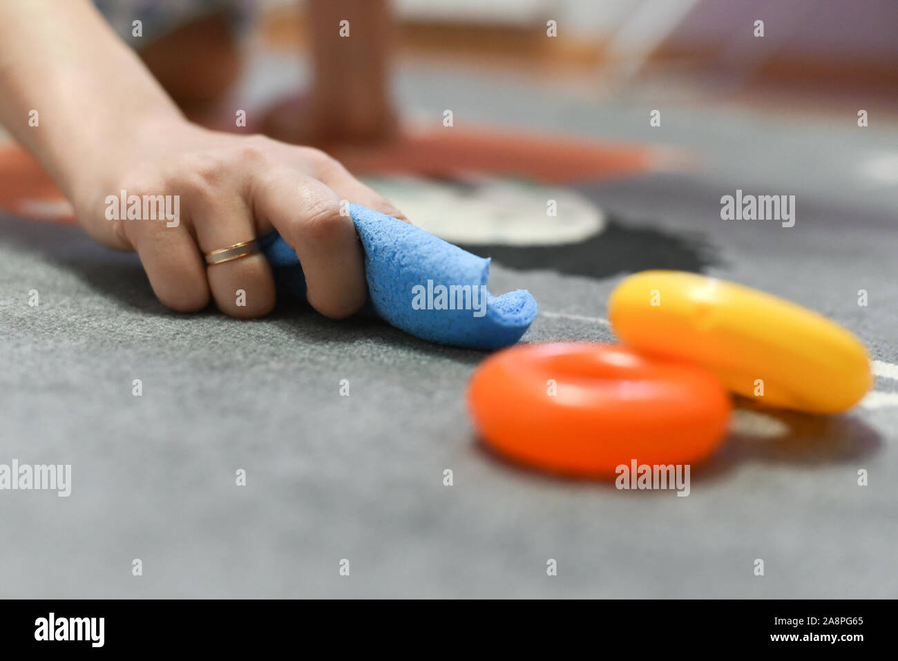 Damp cloth hi-res stock photography and images - Alamy