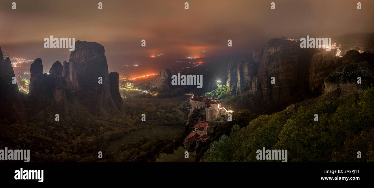 Fog over night city hi-res stock photography and images - Alamy