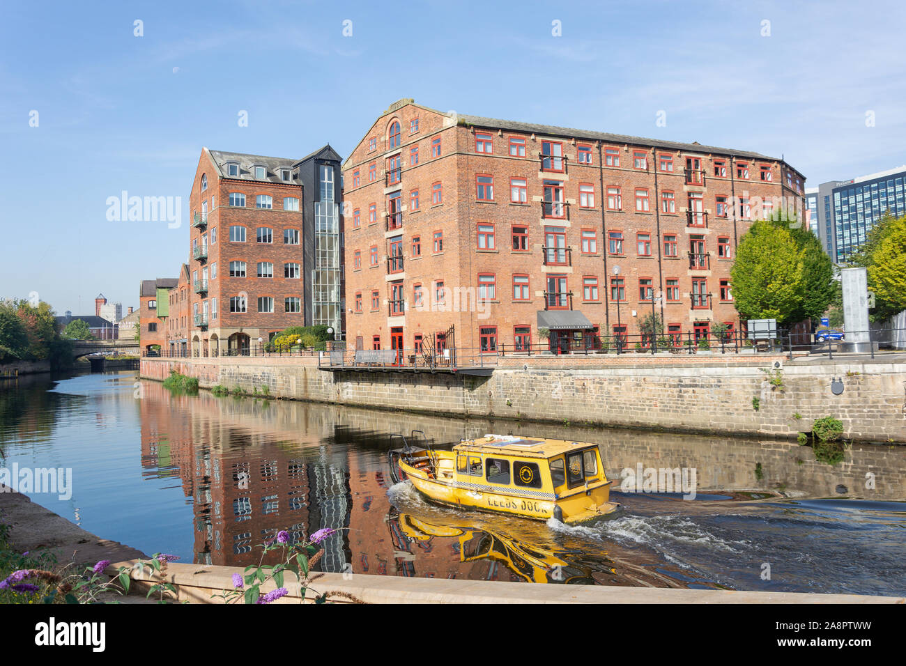 Victoria Bridge and warehouses across River Aire, Leeds, West Yorkshire ...