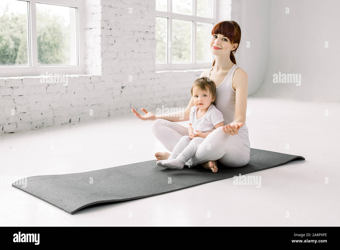 Mom child gymnastic fitness exercises hi-res stock photography and images - Alamy