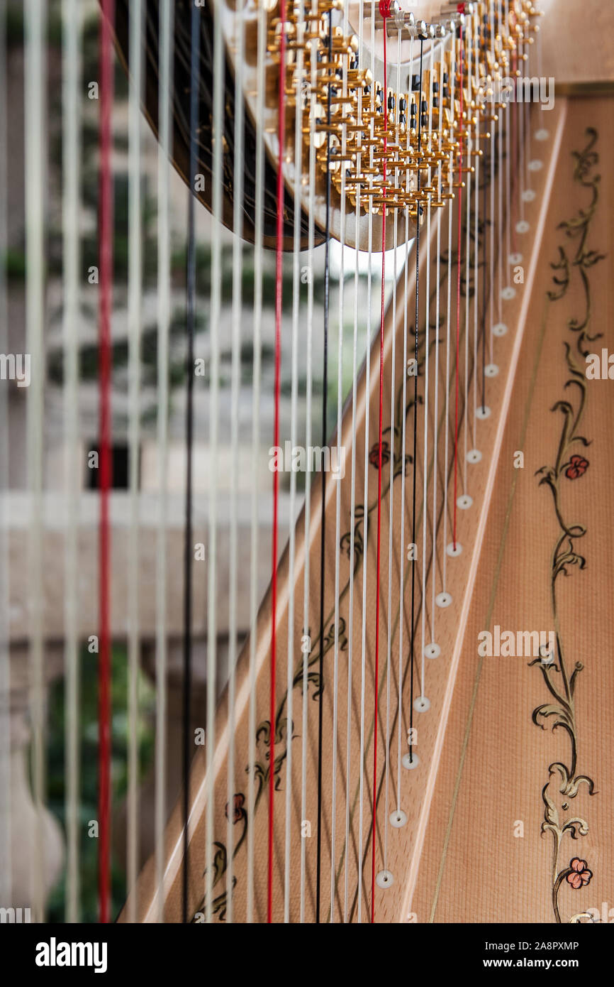 Harpist orchestra hi-res stock photography and images - Alamy