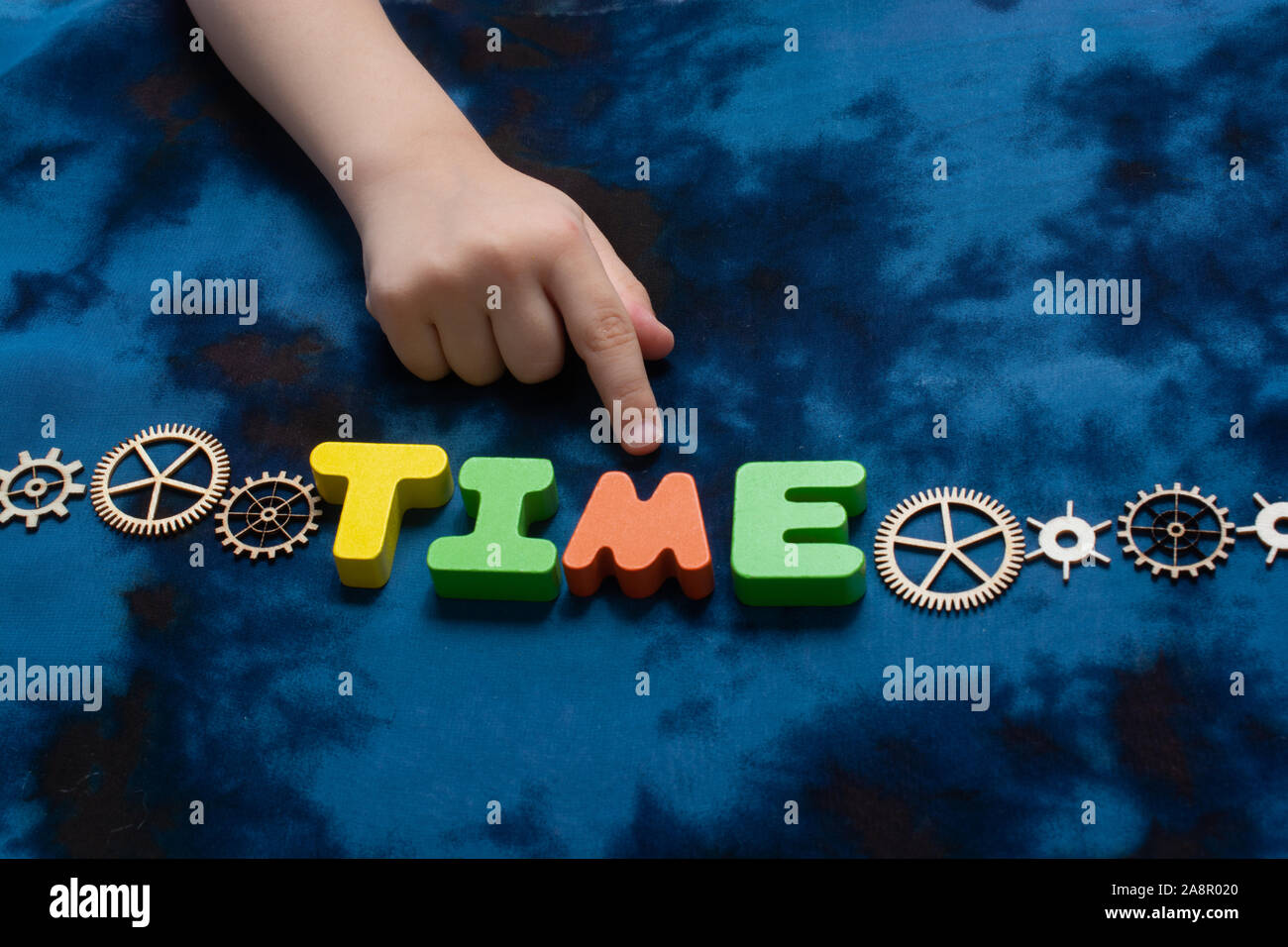 Hand pointing to time wording with gears Stock Photo - Alamy