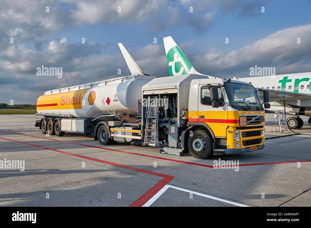 Shell fuel truck hi-res stock photography and images - Alamy