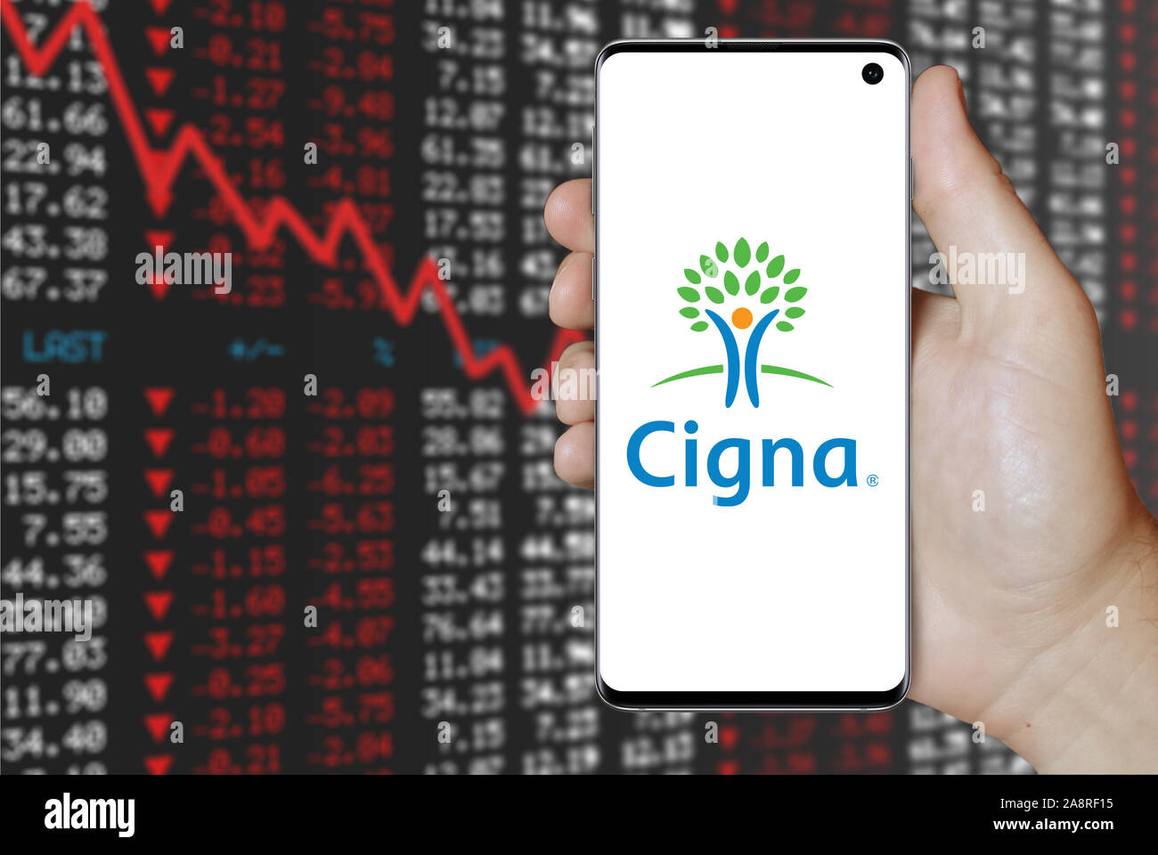 Logo of public company CIGNA Corp. displayed on a smartphone. Negative ...
