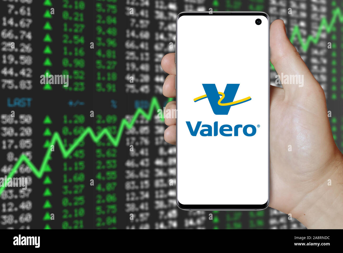 Logo of public company Valero Energy displayed on a smartphone ...