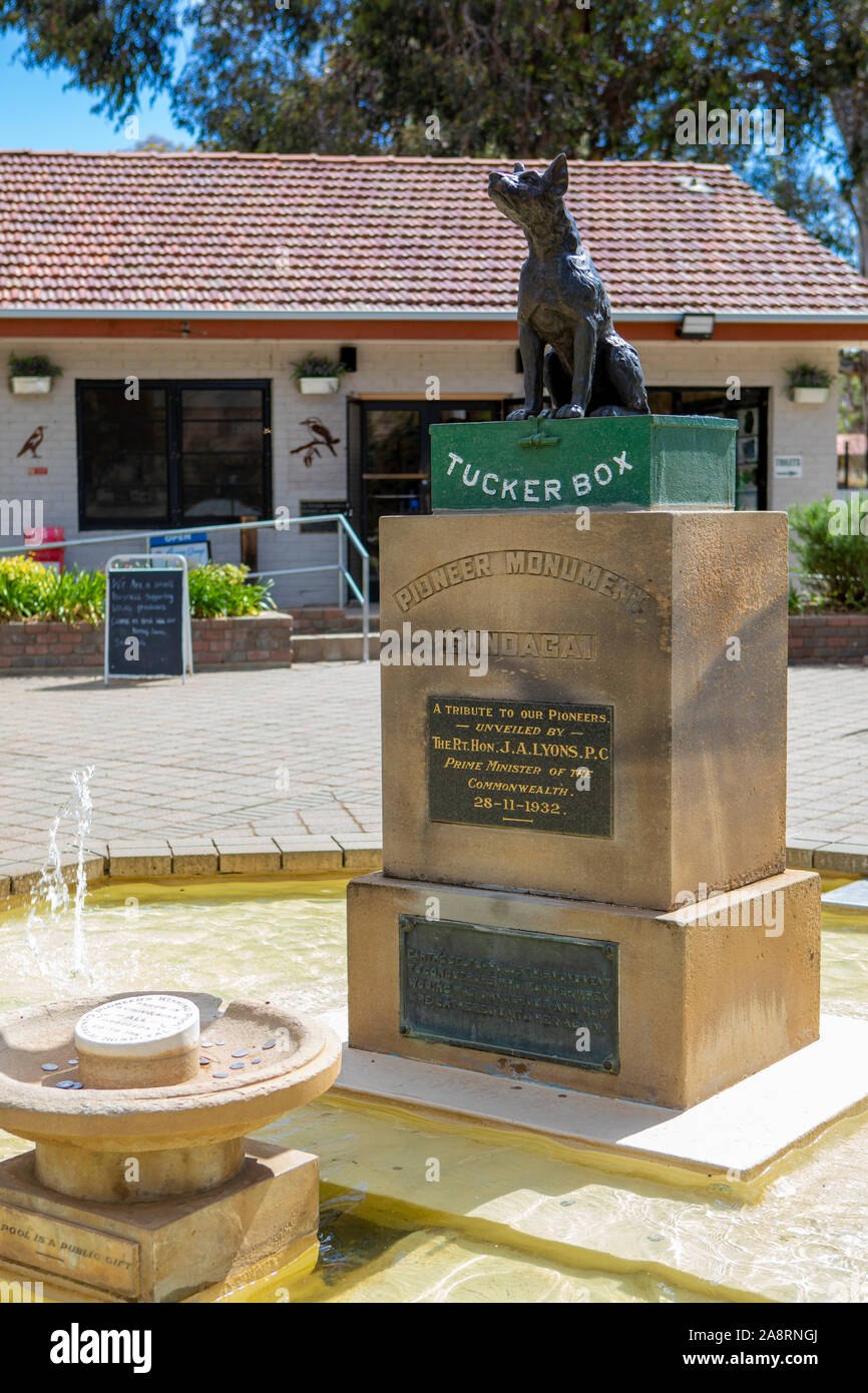 Dog on the Tucker Box, Australian Legend Stock Photo - Alamy