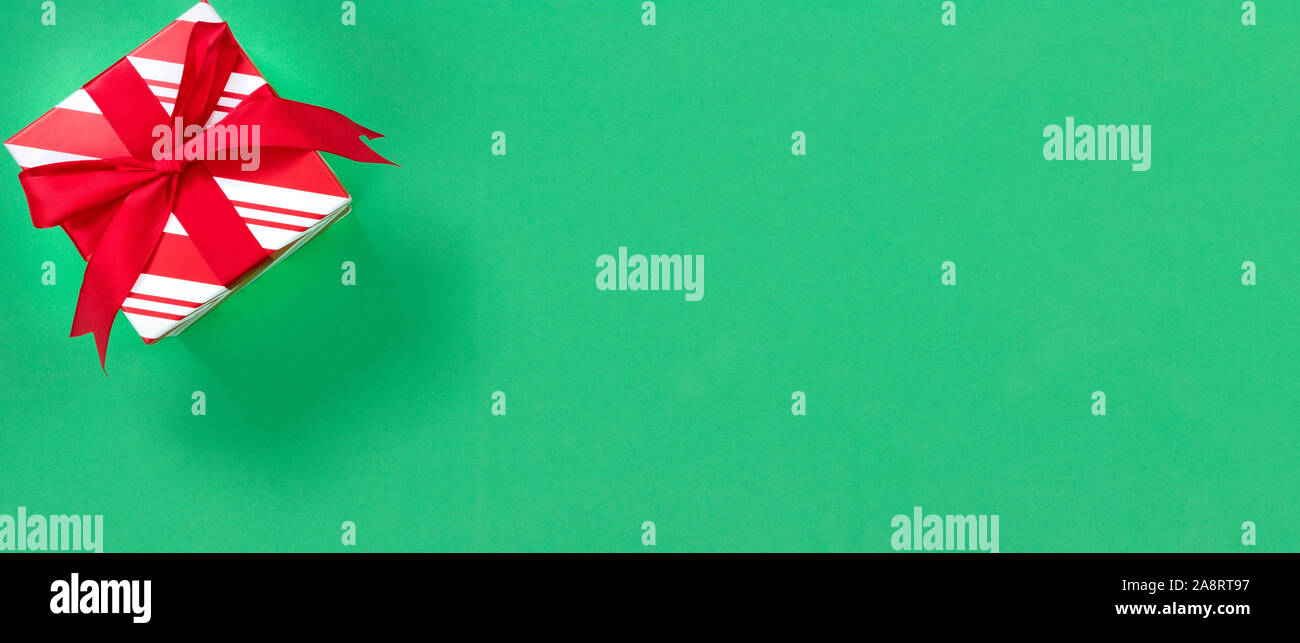 Green background with gift box for the Christmas season Stock Photo - Alamy