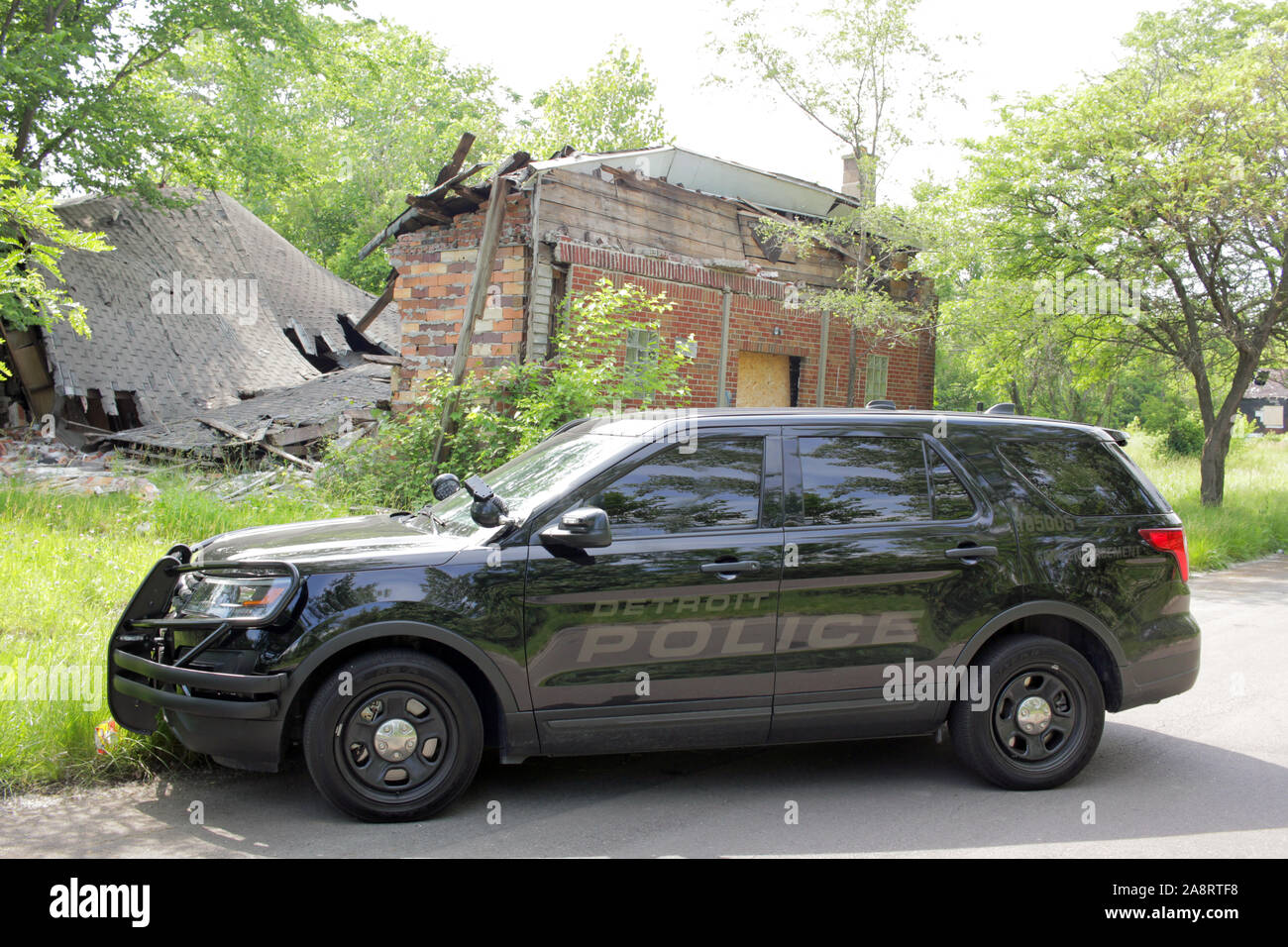 Detroit police, Gnag Enforcement vehicle, outside a destroyed house ...