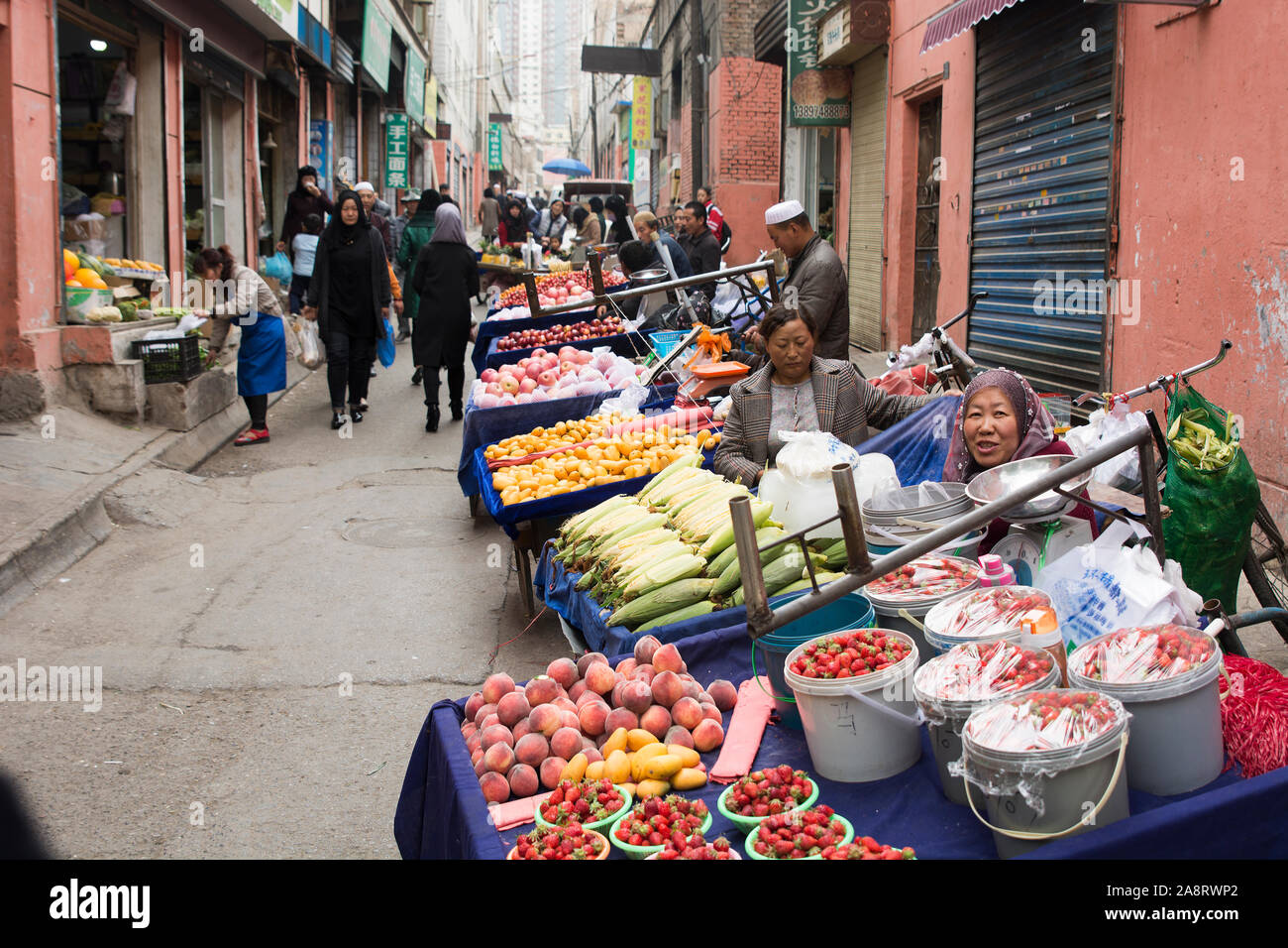 Muslim women street hi-res stock photography and images - Alamy