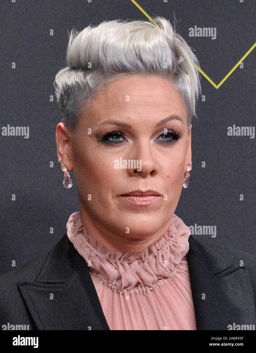 Pink singer 2019 people's choice hi-res stock photography and images ...