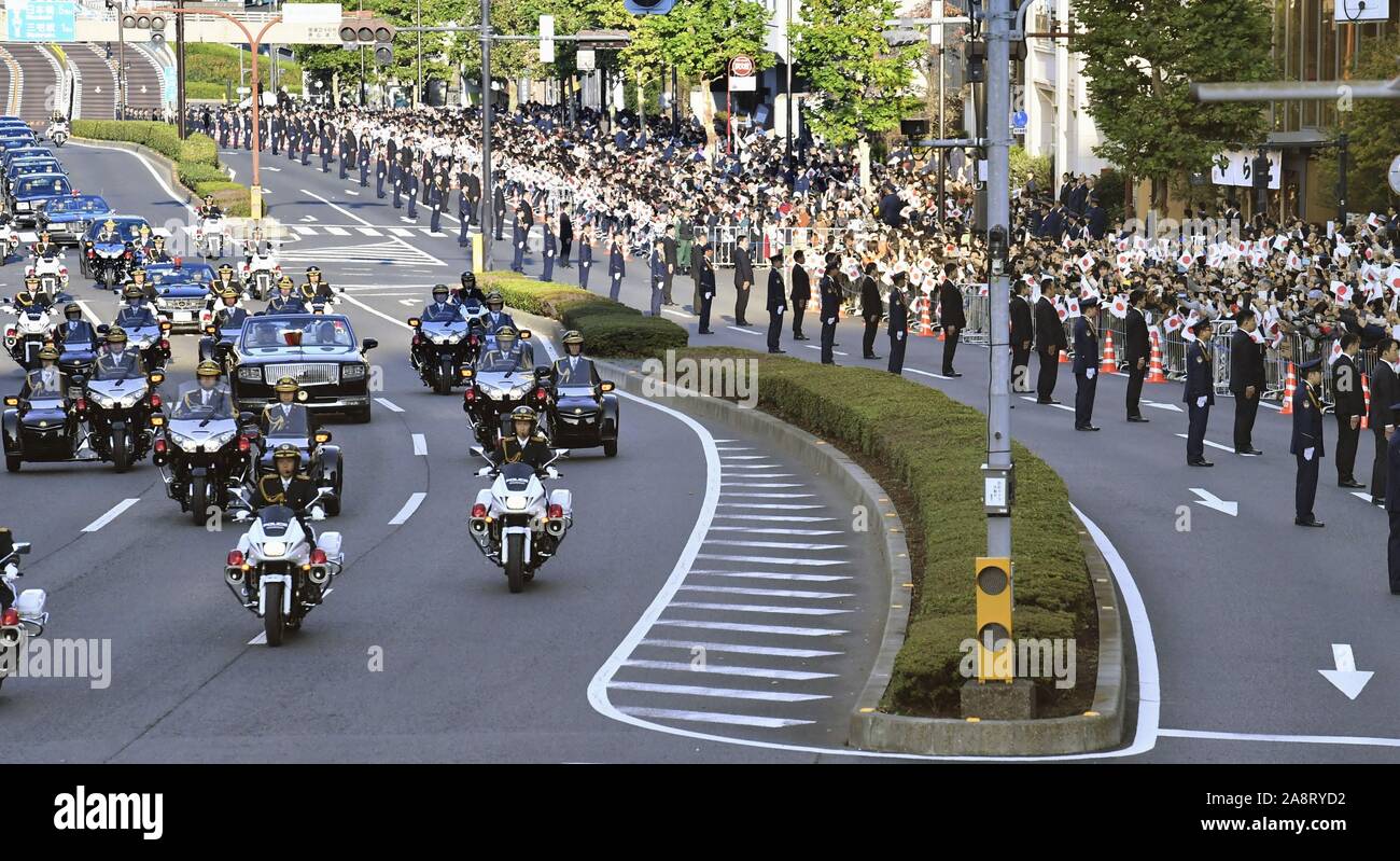 Japanese Emperor Naruhito's motorcade heads to the Akasaka Imperial ...