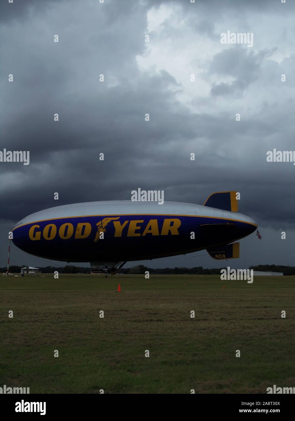 Photographs of a landed blimp hi-res stock photography and images - Alamy