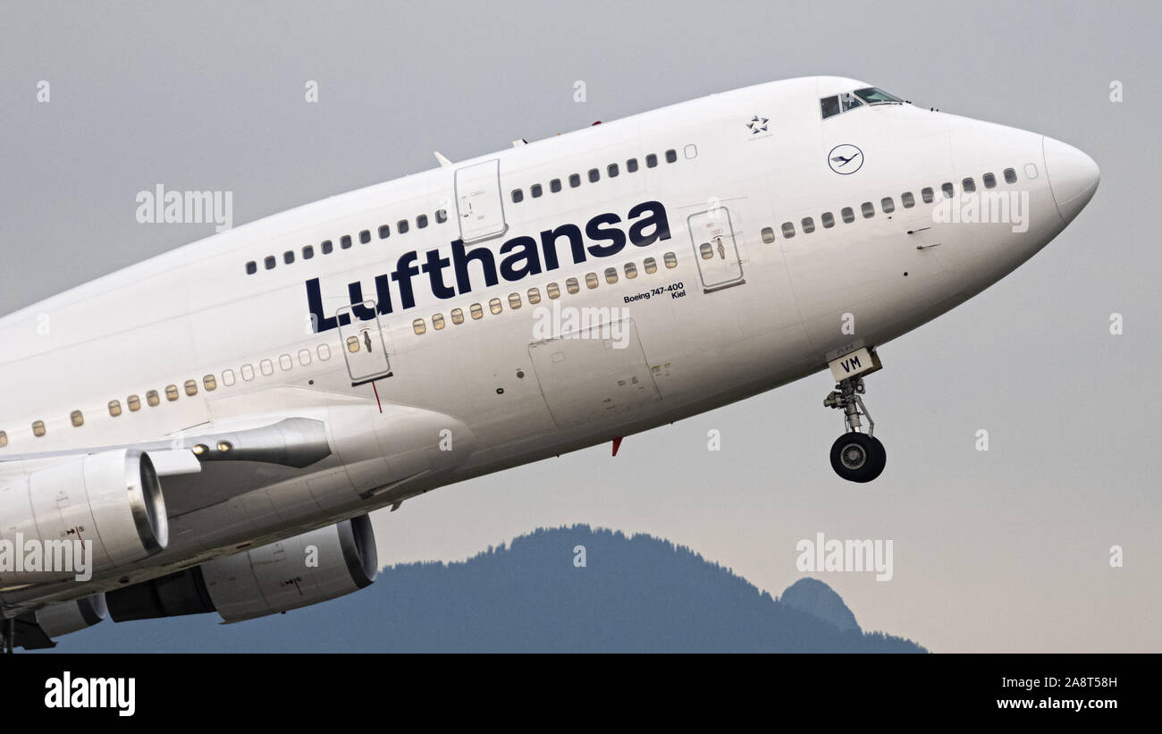 Richmond, British Columbia, Canada. 8th Nov, 2019. A Lufthansa Boeing ...