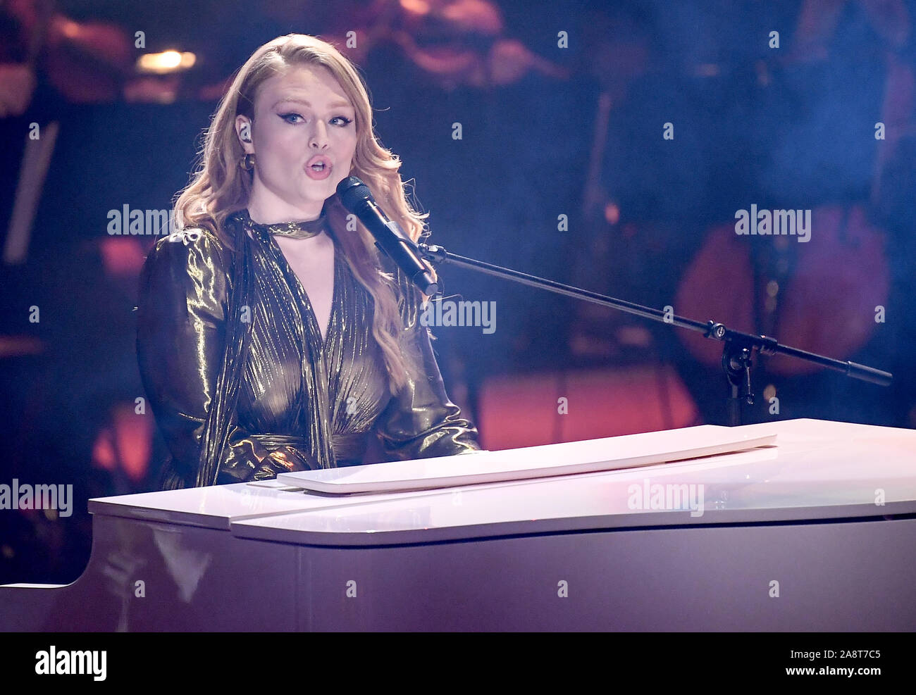 Berlin, Germany. 10th Nov, 2019. Freya Ridings, singer sits on stage at ...