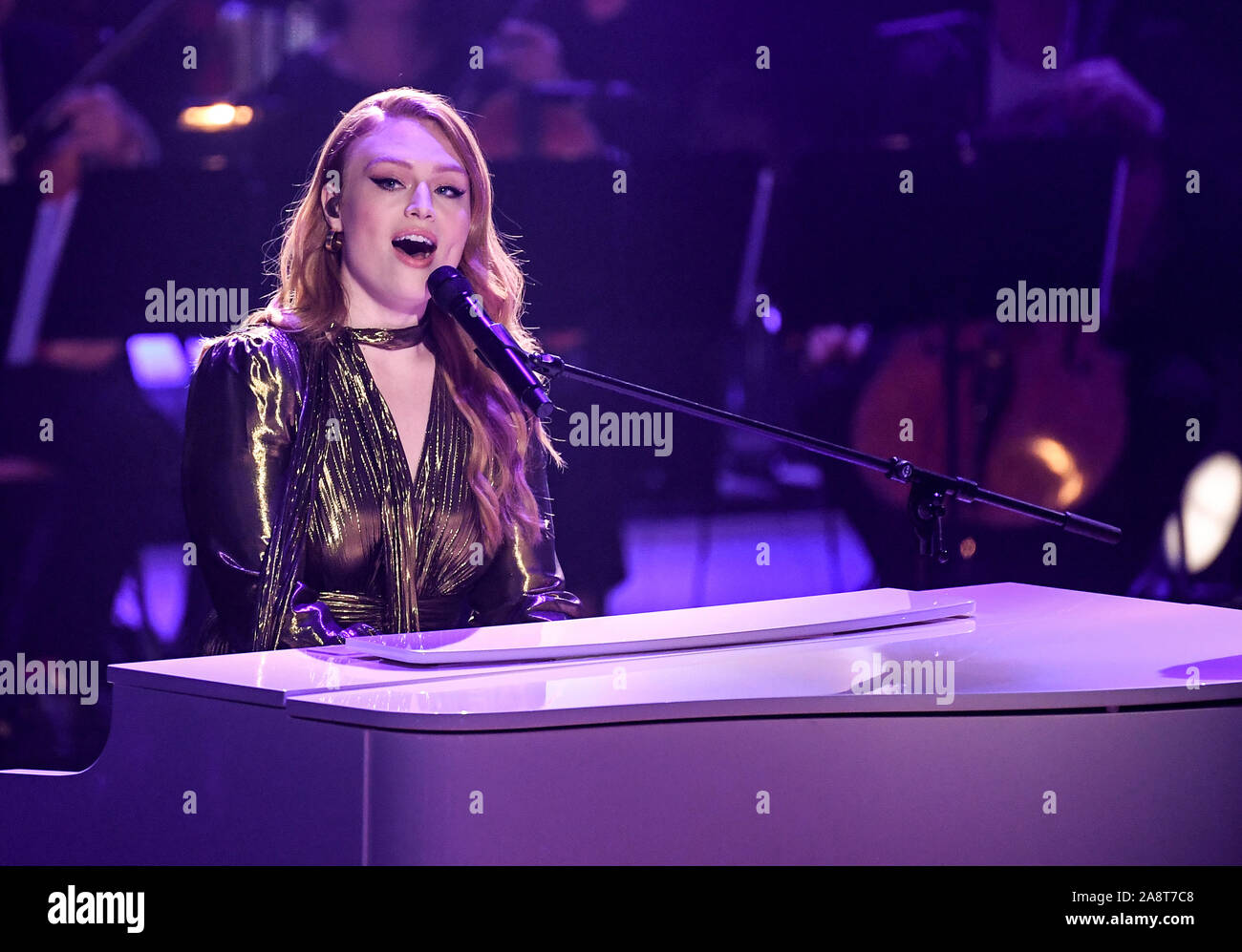 Berlin, Germany. 10th Nov, 2019. Freya Ridings, singer sits on stage at ...