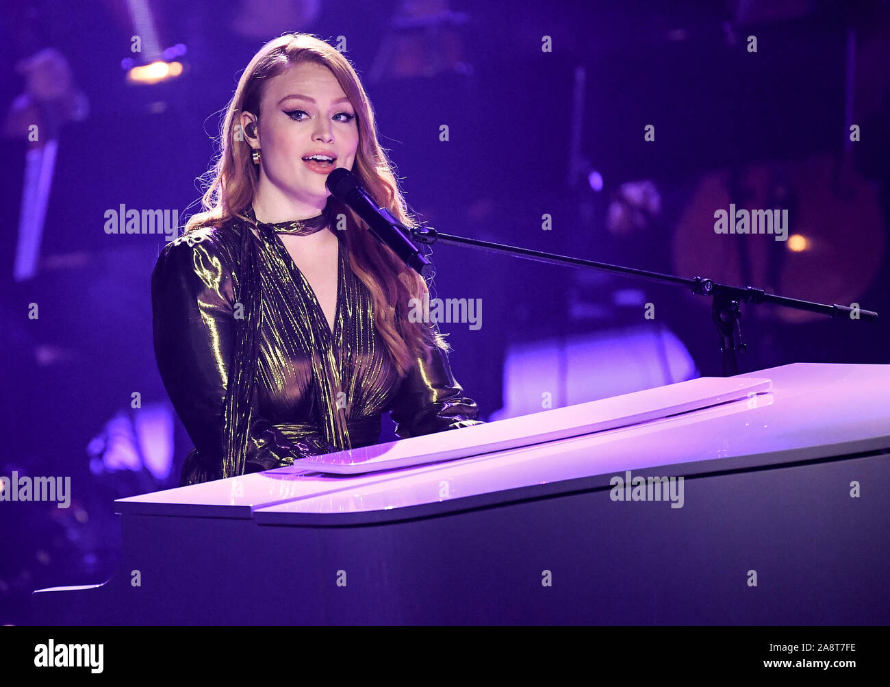 Berlin, Germany. 10th Nov, 2019. Freya Ridings, singer sits on stage at ...