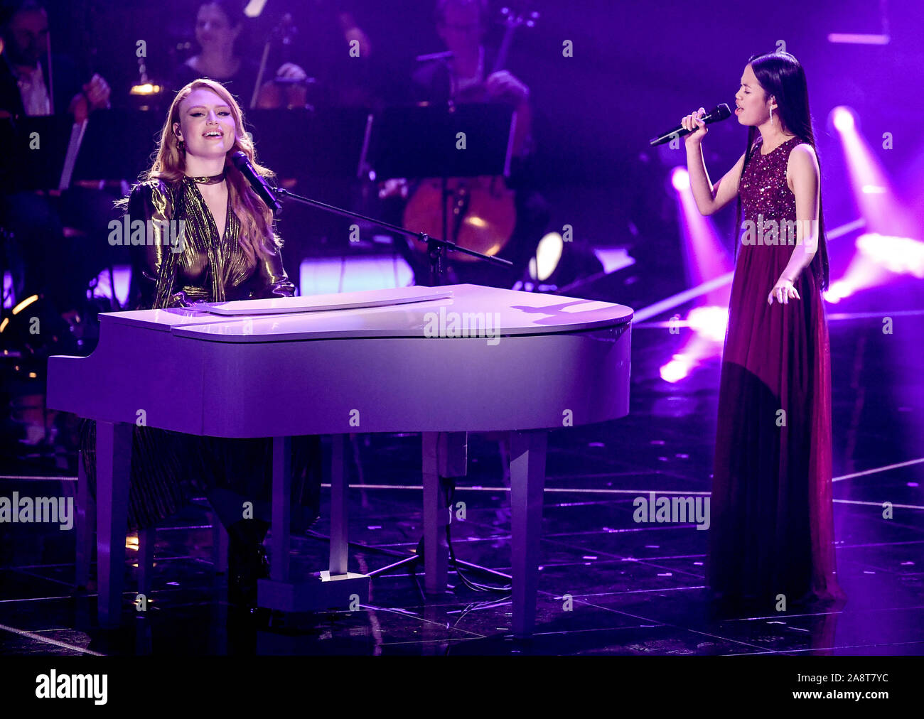 Berlin, Germany. 10th Nov, 2019. Freya Ridings, singer (l) and finalist ...