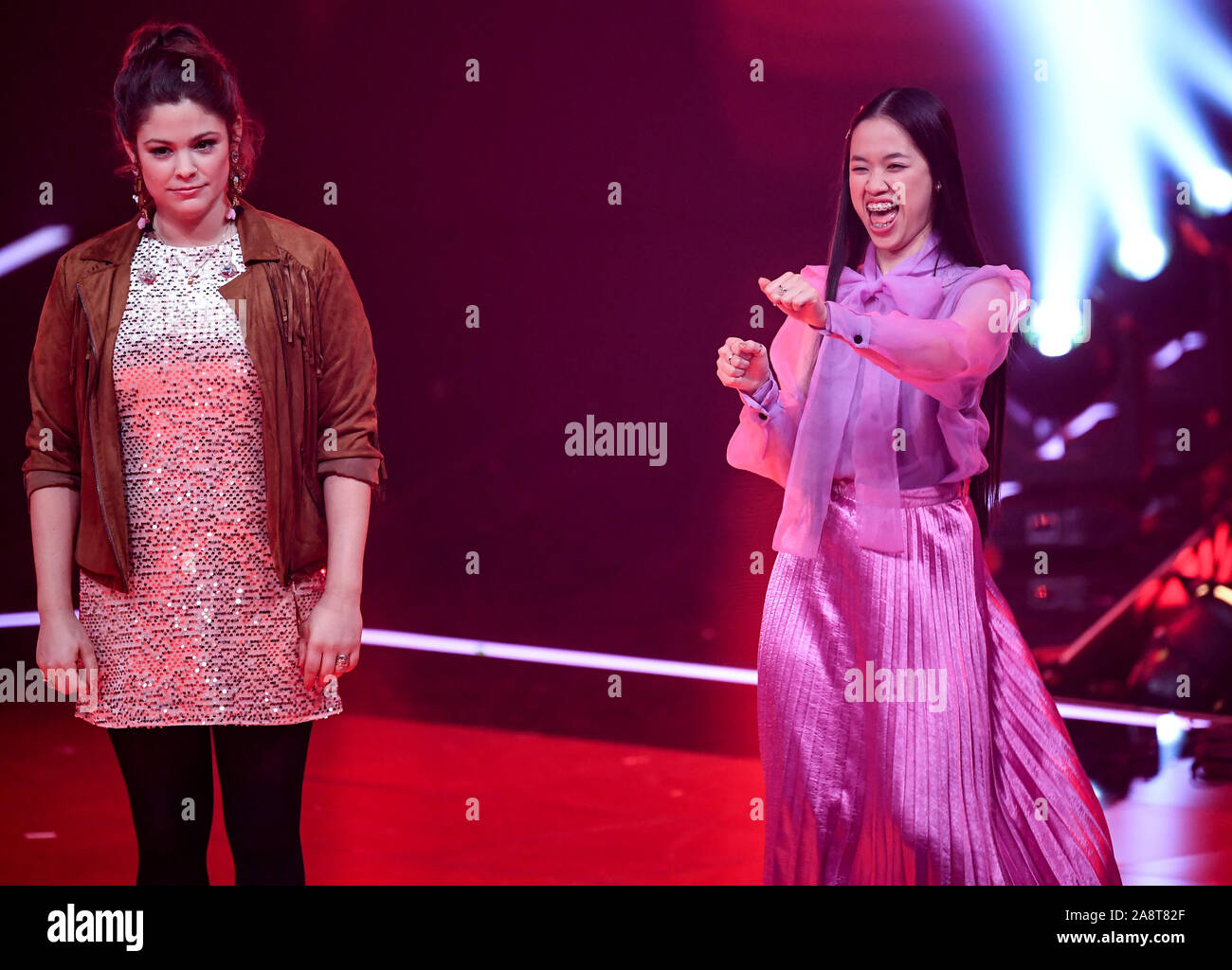 Berlin, Germany. 10th Nov, 2019. Finalist Fidi Steinbeck (l) and ...
