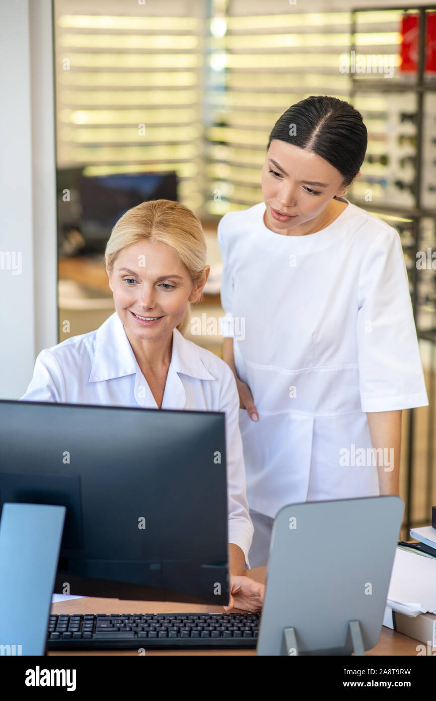 Optical assistant hi-res stock photography and images - Alamy