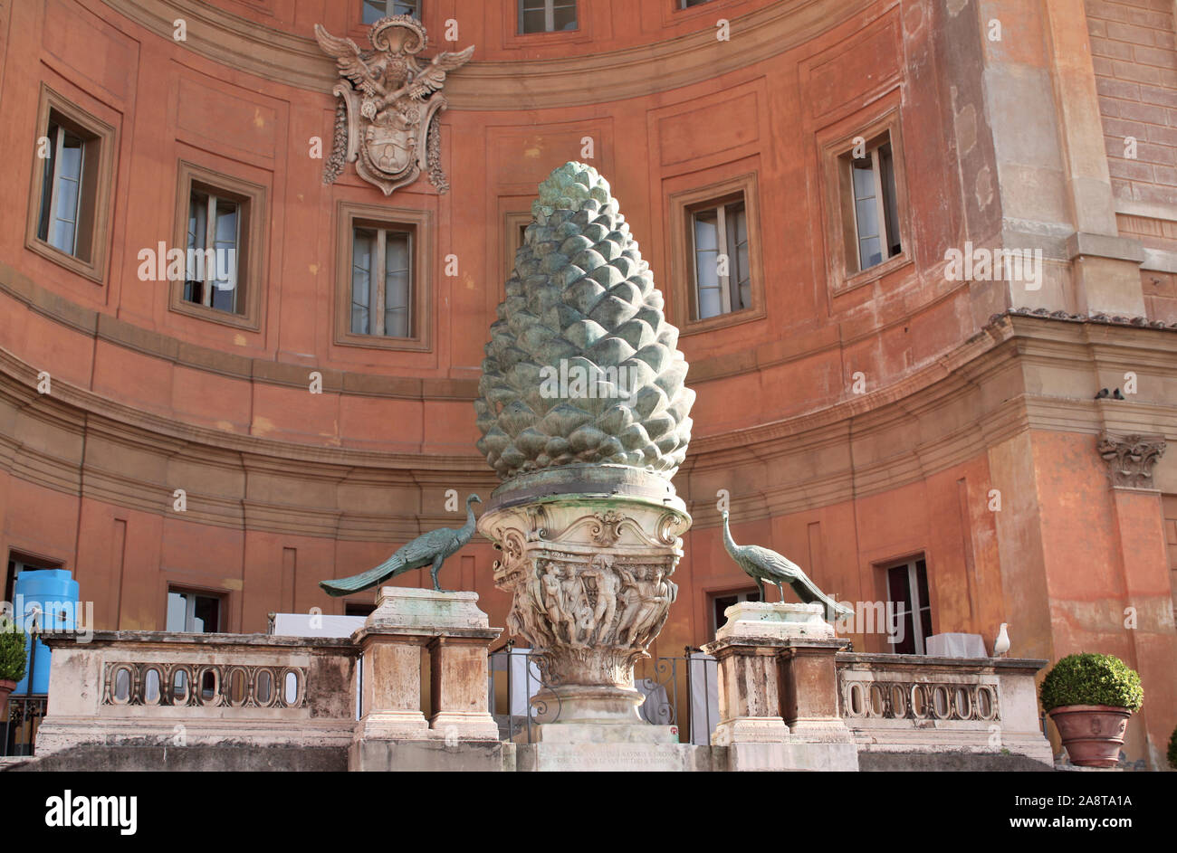 Pinecone sculpture hi-res stock photography and images - Alamy