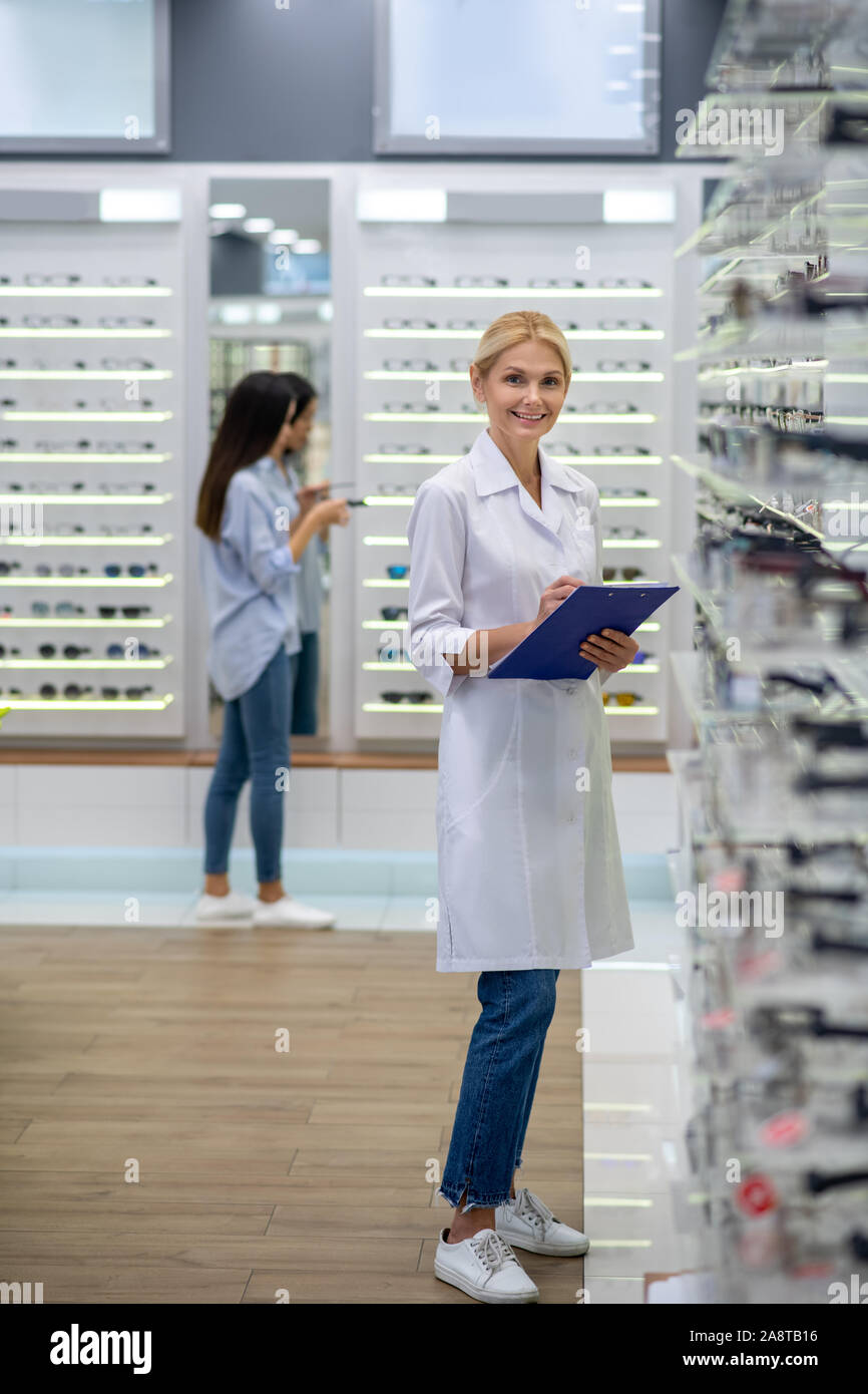 Store employee wearing uniform hi-res stock photography and images - Alamy