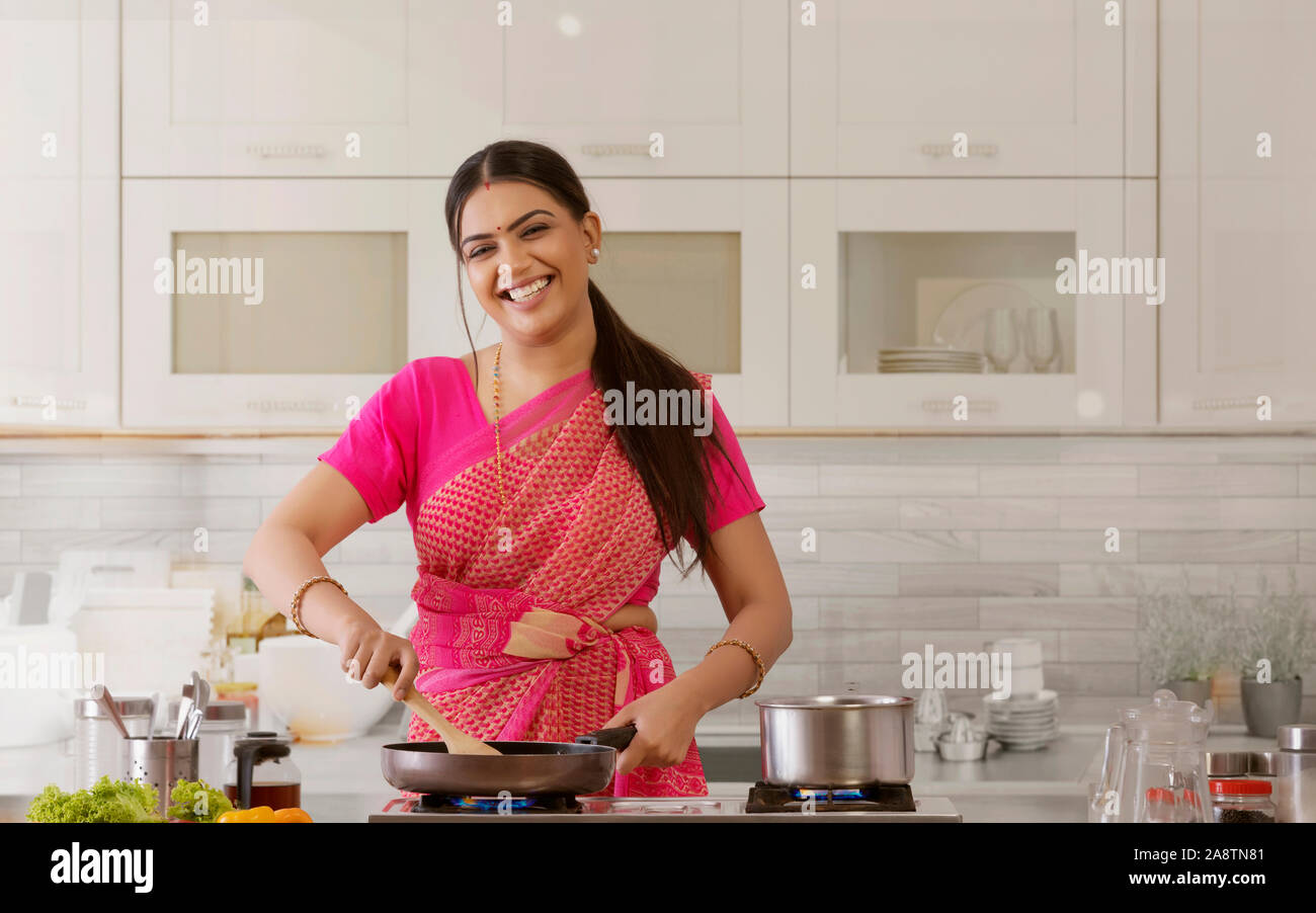 woman in saree cooking in the kitchen Stock Photo - Alamy
