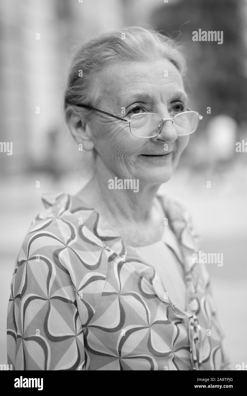 Elderly woman black and white hi-res stock photography and images - Alamy