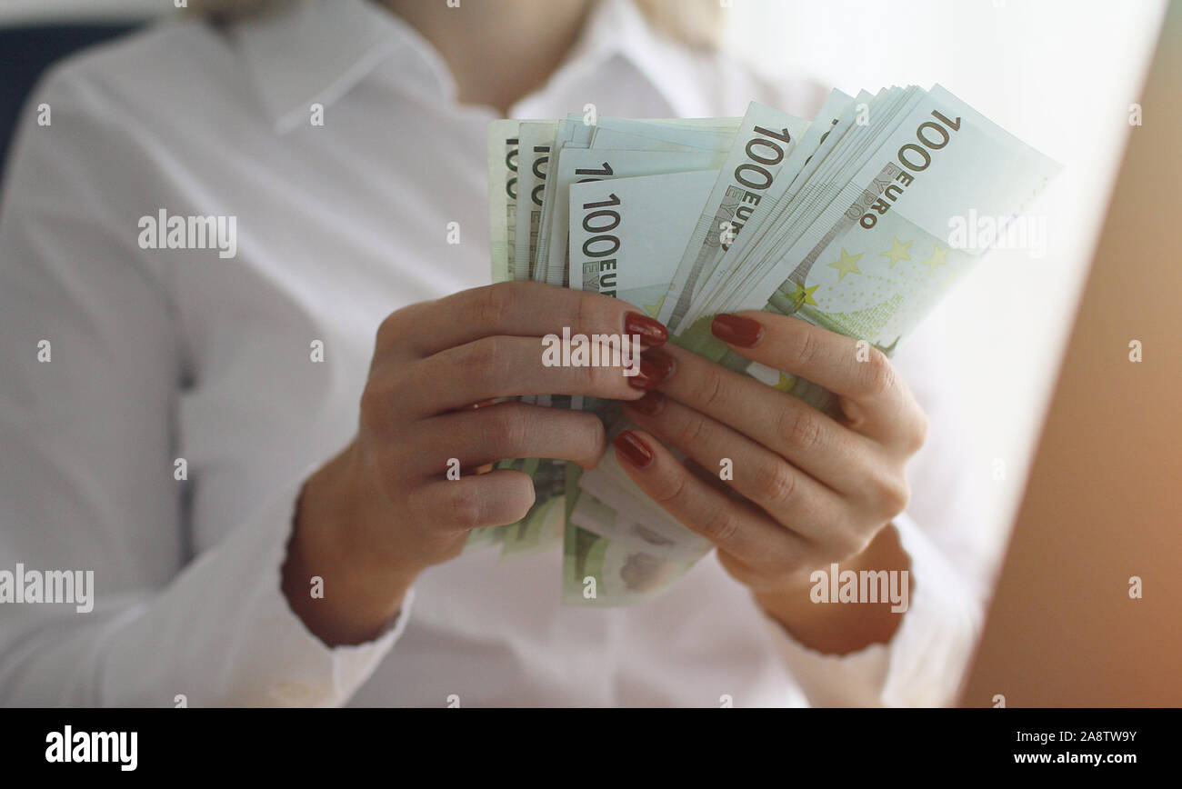 Cash calculation hi-res stock photography and images - Alamy