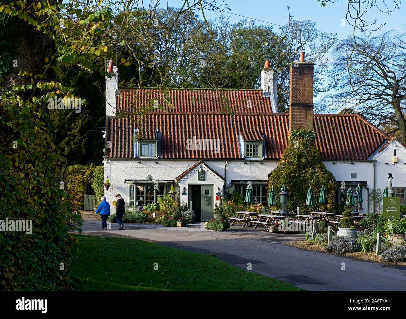 Yorkshire the pipe and glass inn hi-res stock photography and images ...