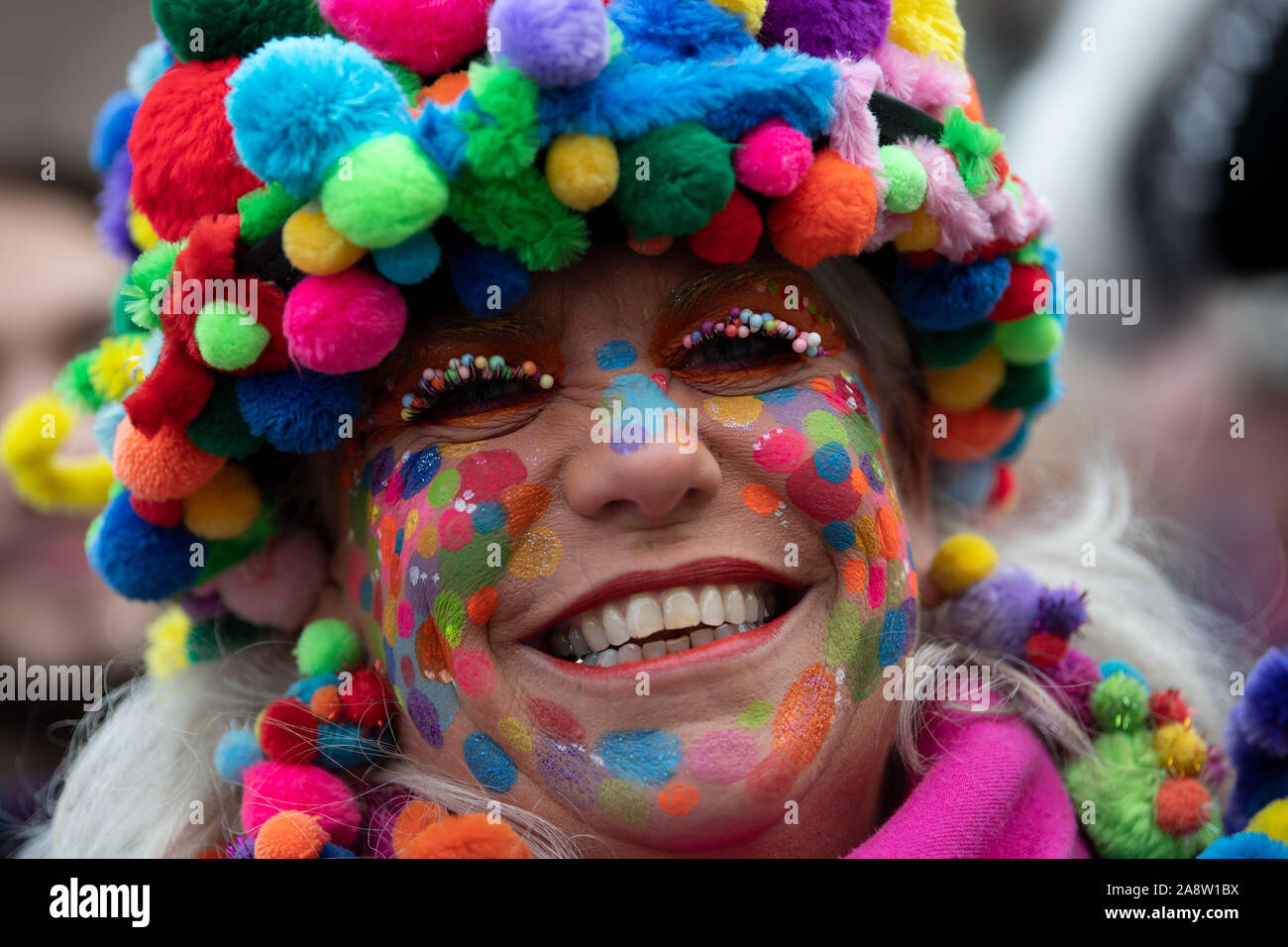 Duesseldorf, Germany. 11th Nov, 2019. A disguised fool laughs in front ...