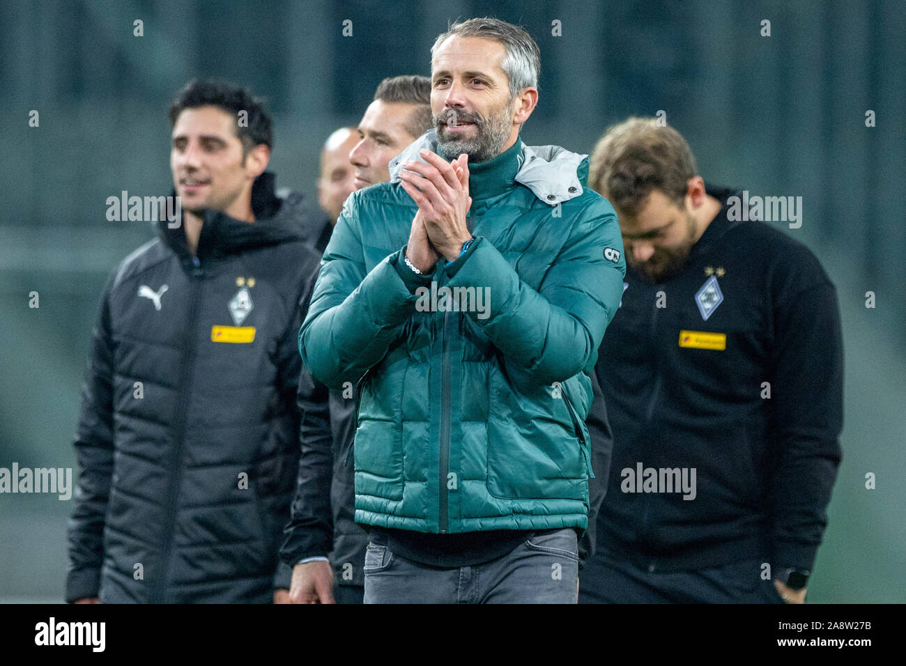 Footballer clapping hands hi-res stock photography and images - Alamy