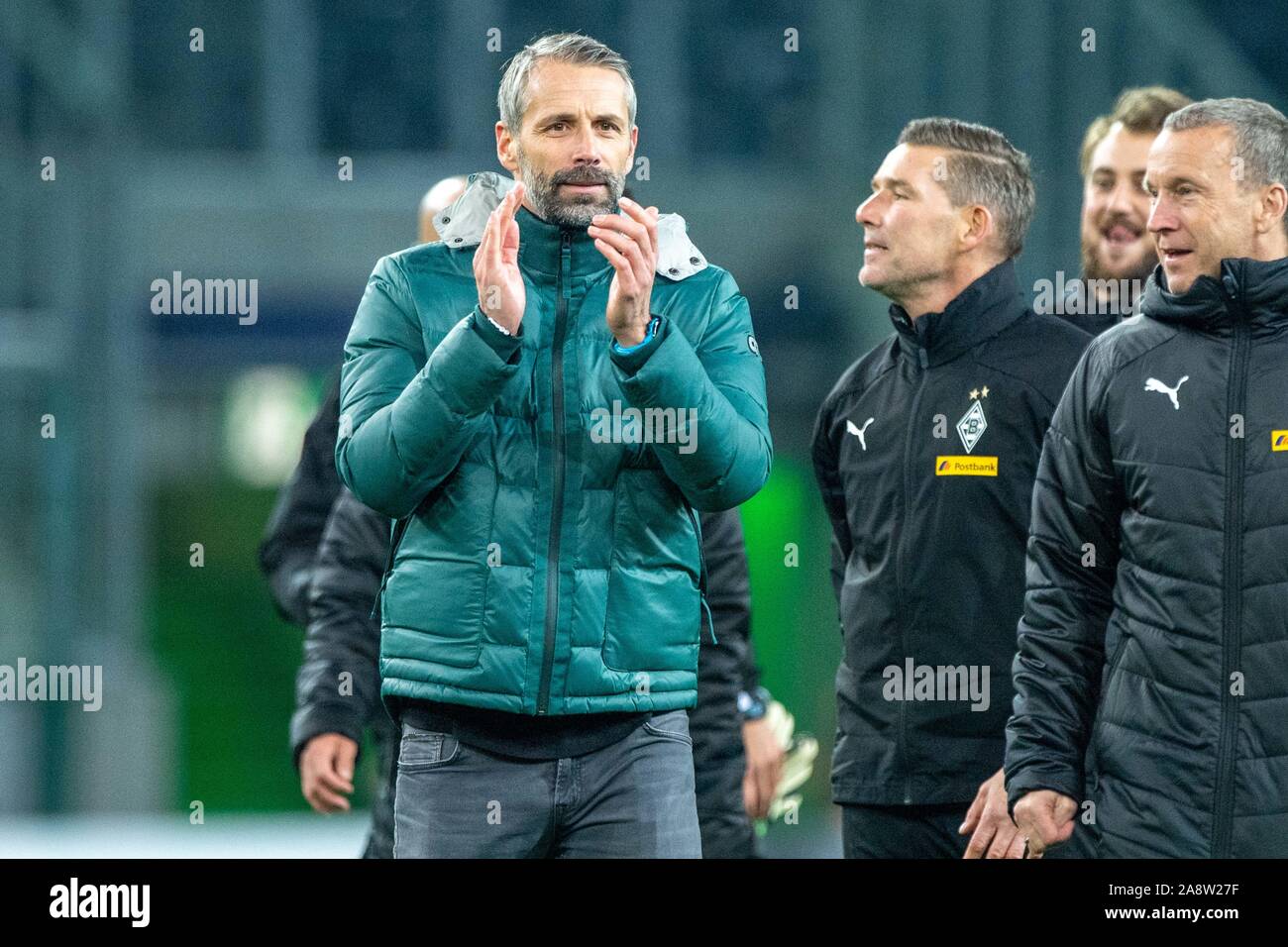 Footballer clapping hands hi-res stock photography and images - Alamy