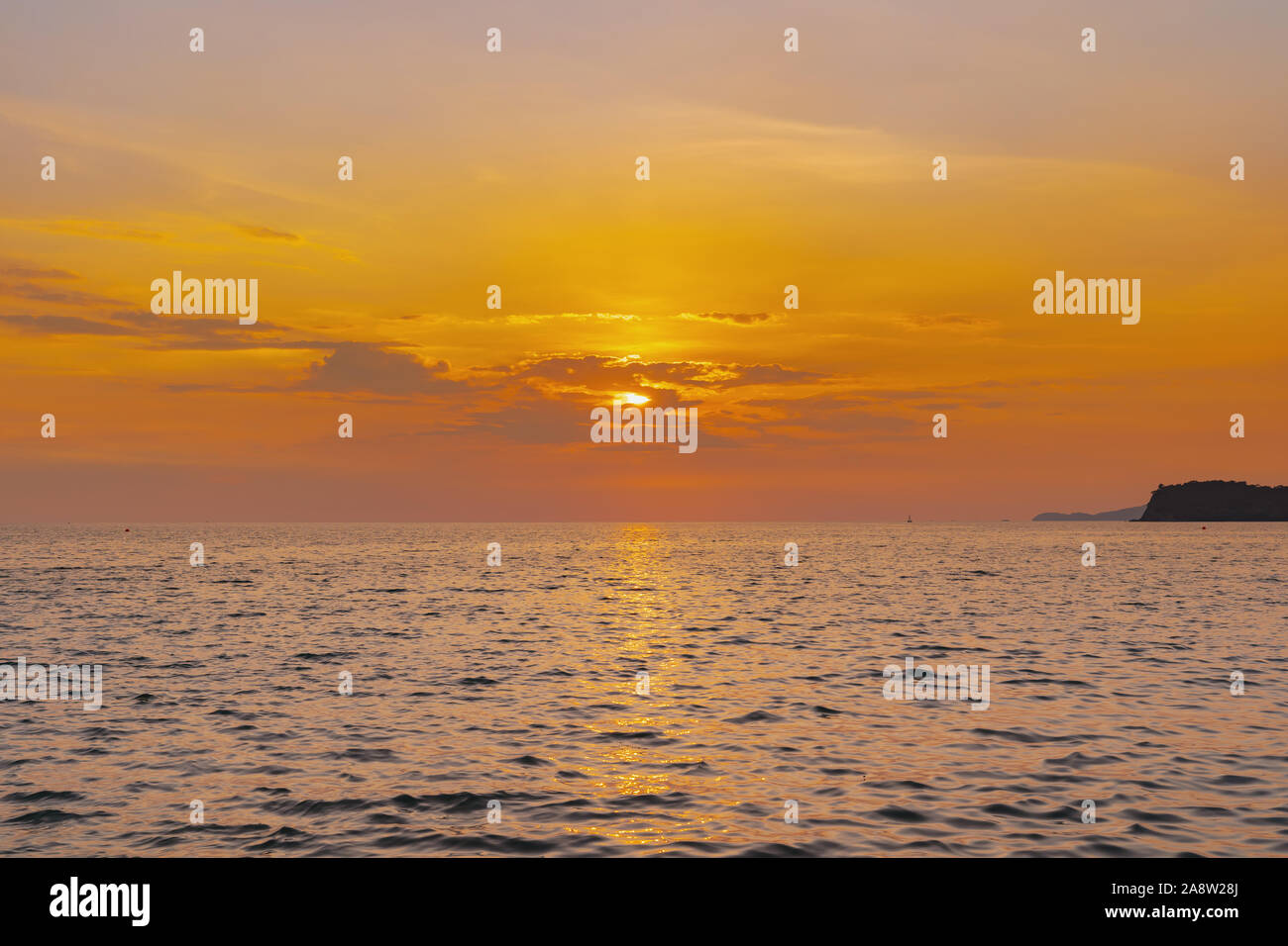 landscape of sunset on the coast sea, waves, horizon. top view Stock ...