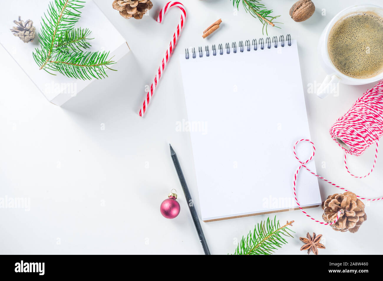 Christmas and New Year background with empty notepad, pen and christmas ...