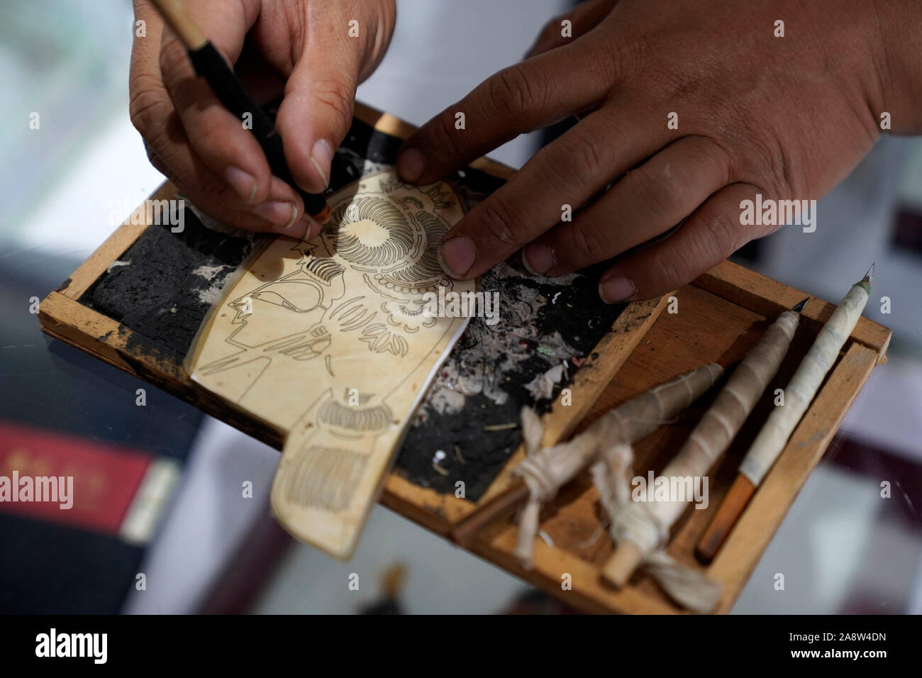 (191111) -- QIAN'AN, Nov. 11, 2019 (Xinhua) -- Guo Bao makes shadow puppet works in his museum ...