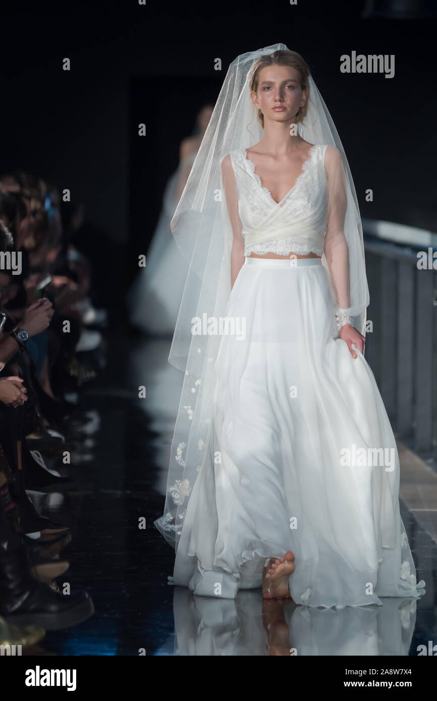(191111) -- BUDAPEST, Nov. 11, 2019 (Xinhua) -- Models present ...