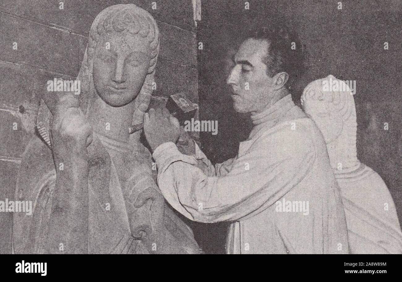 Sculptor alfred frank hardiman hi-res stock photography and images - Alamy