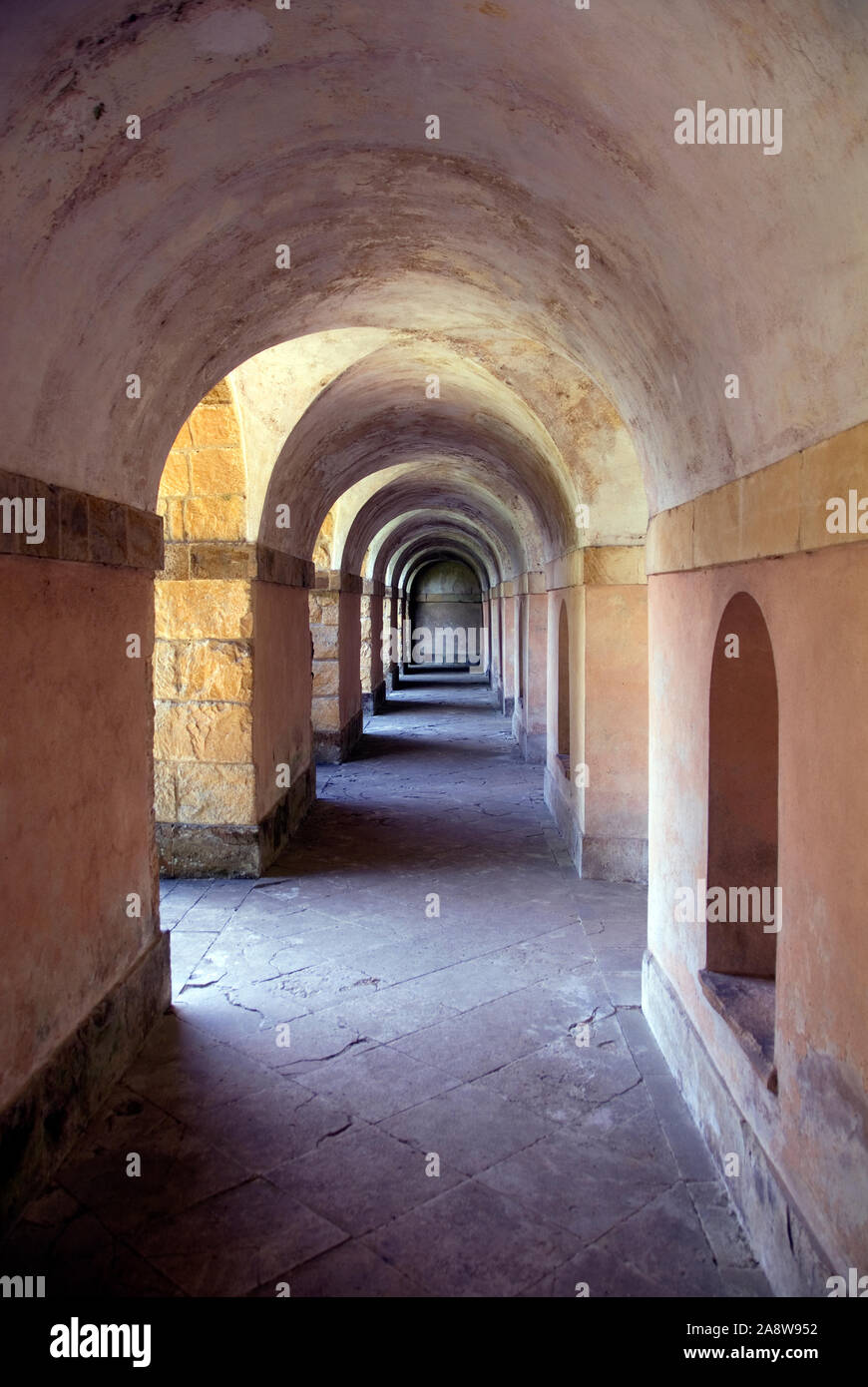 Empty arcade hi-res stock photography and images - Alamy